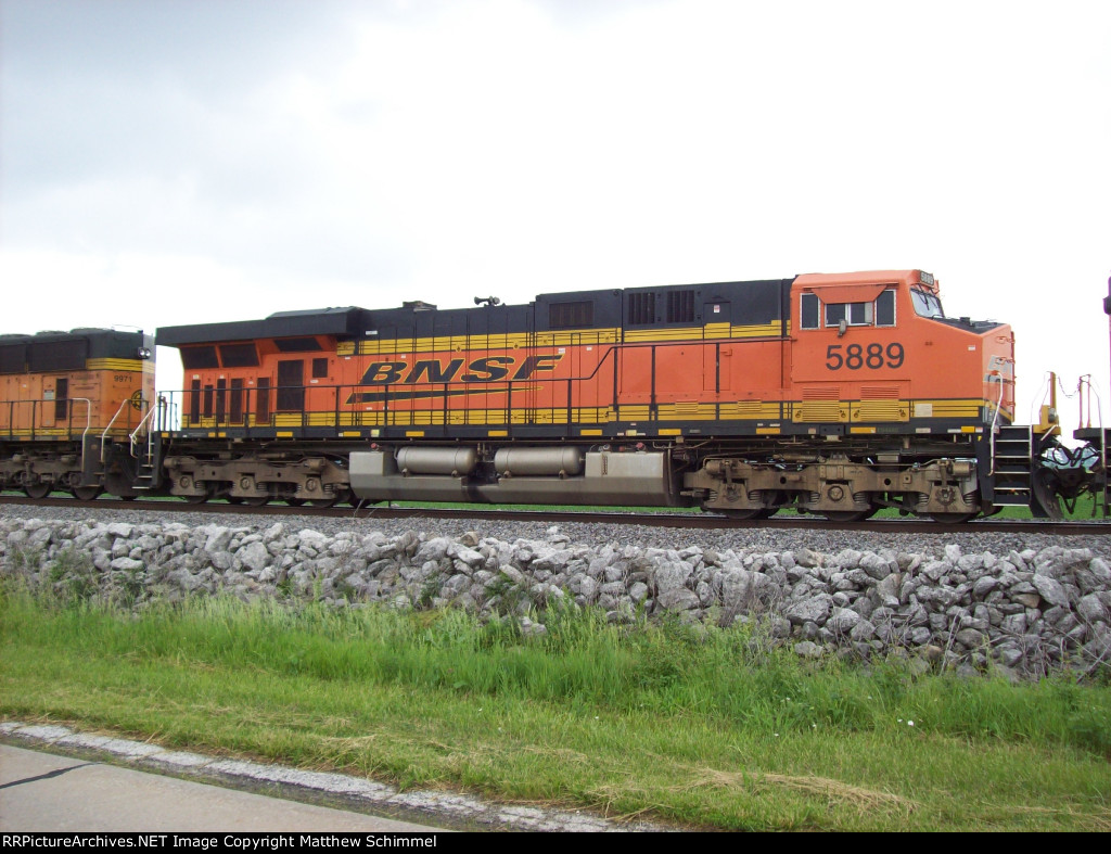 BNSF 5889